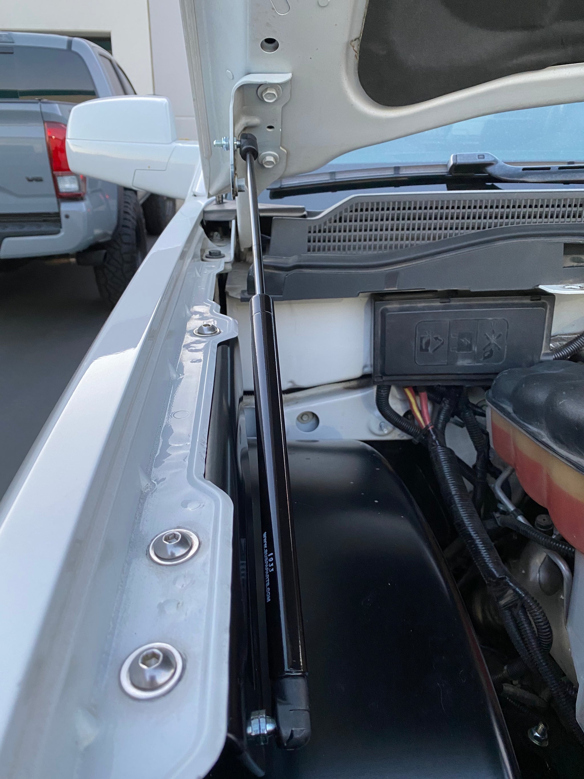 2008-2018 Silverado/Sierra Hood Strut Kit – Twisted Metalworkz